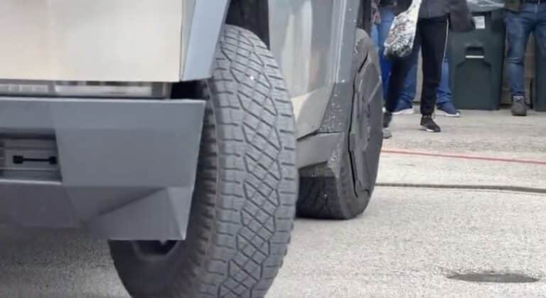 Tesla Cybertruck Rear-Wheel Steering: Super Maneuverability