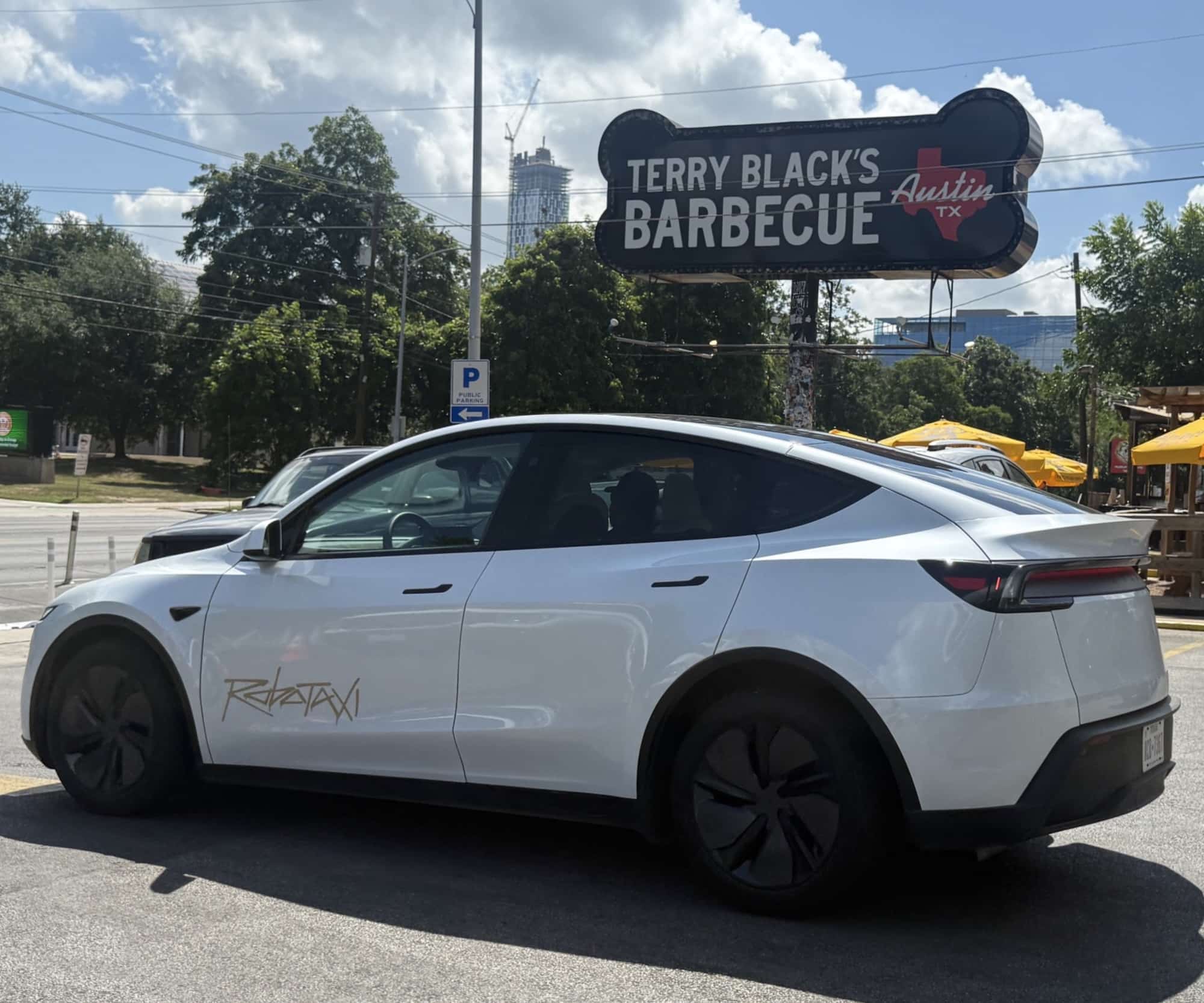 Tesla’s Robotaxi Pilot Sparks Optimism With $475 Stock Target Boost