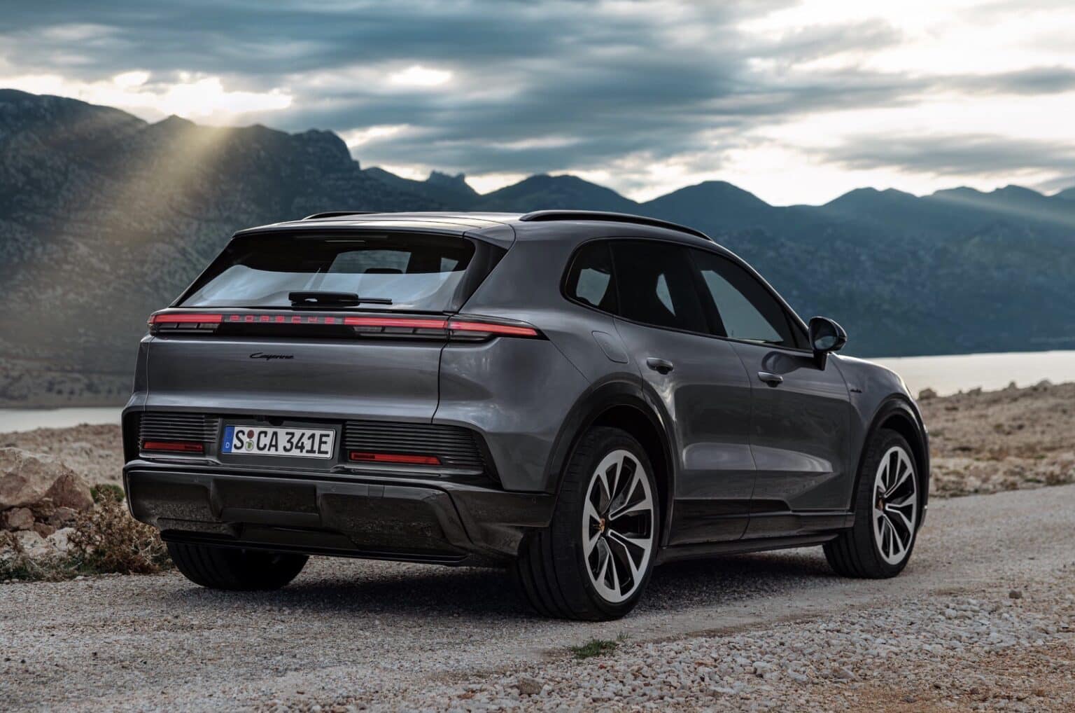 EY Report: Global Buyers Ditch EVs, Return To Combustion Engines