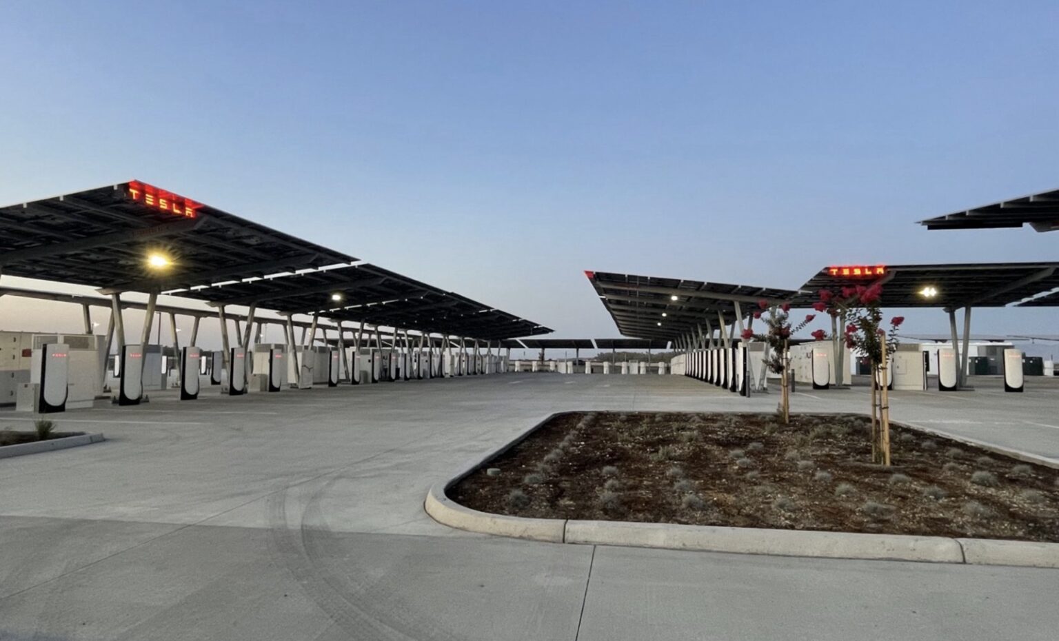 Tesla Opens World’s Largest Supercharger In California With 164 Solar ...